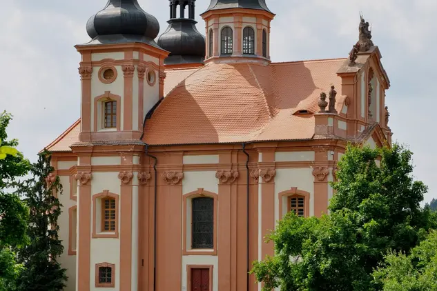 kostel a sloup Nejsvětější Trojice - Valeč